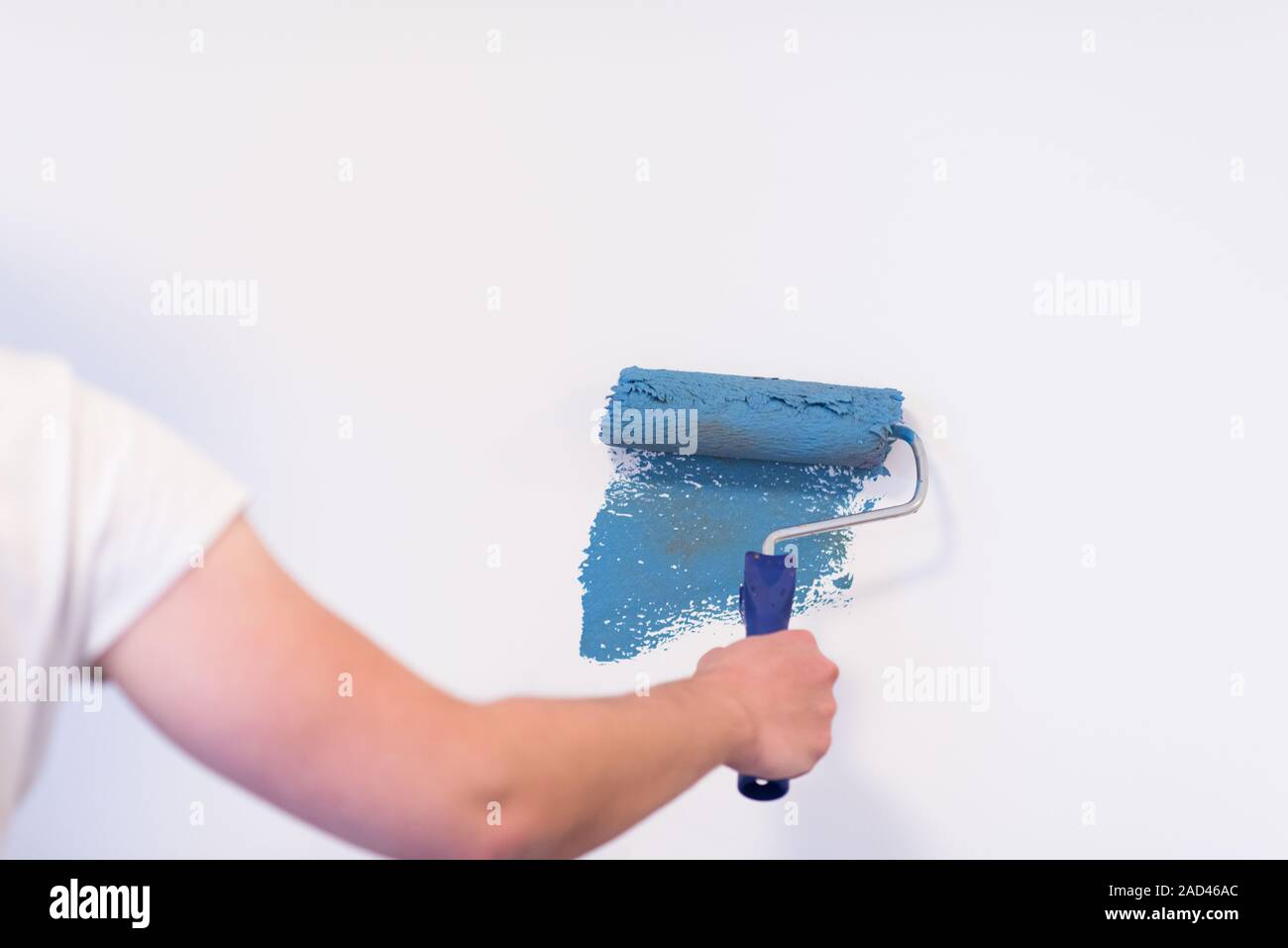Decorator's hand painting wall Stock Photo - Alamy