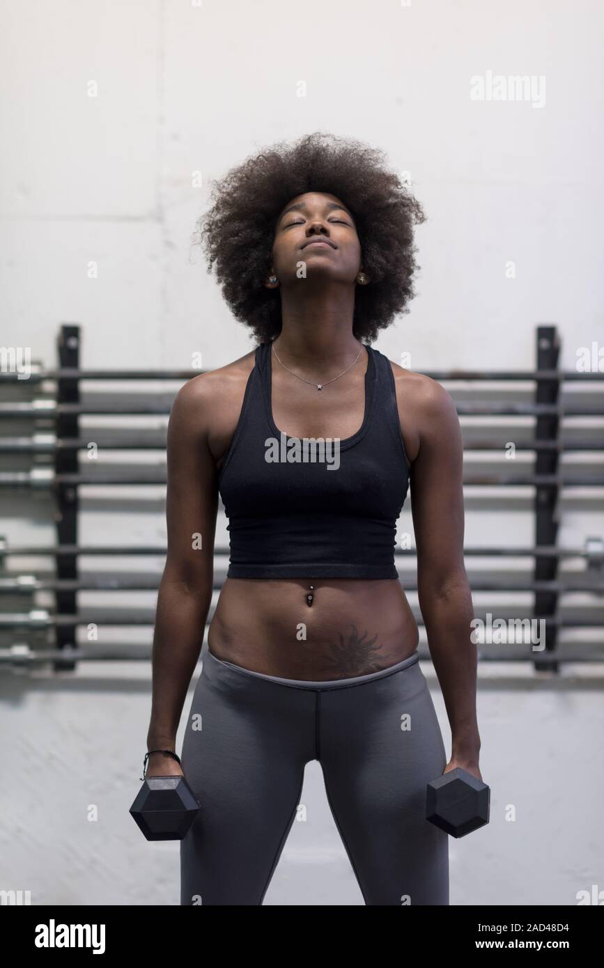 black woman doing bicep curls Stock Photo - Alamy