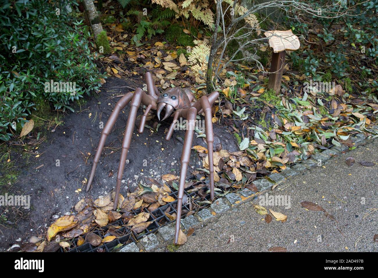 Giant metal spider, beside the path leading to the Eden Project Stock ...