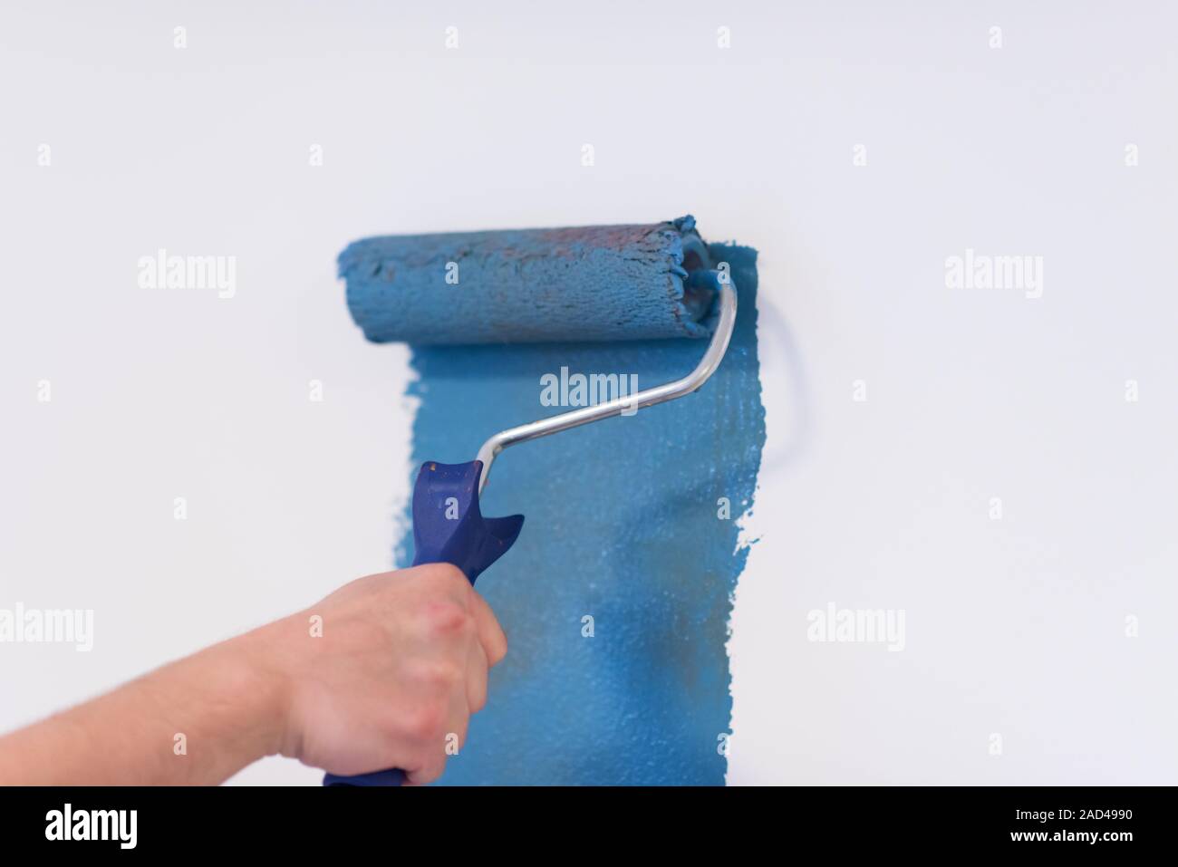 Decorator's hand painting wall Stock Photo - Alamy