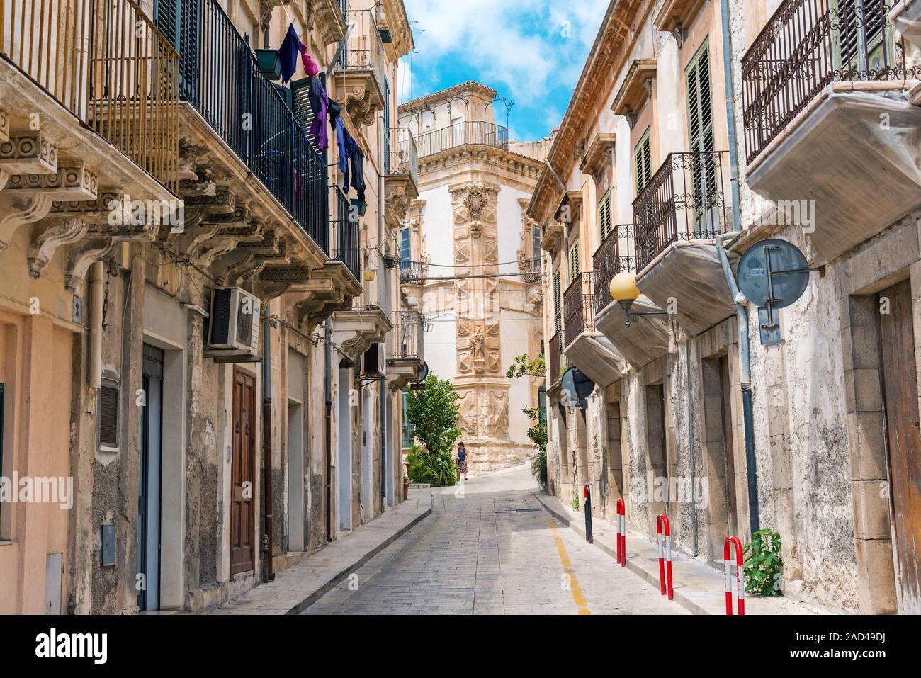 Small alley in the city of Scicli in Sicily, Italy Stock Photo - Alamy