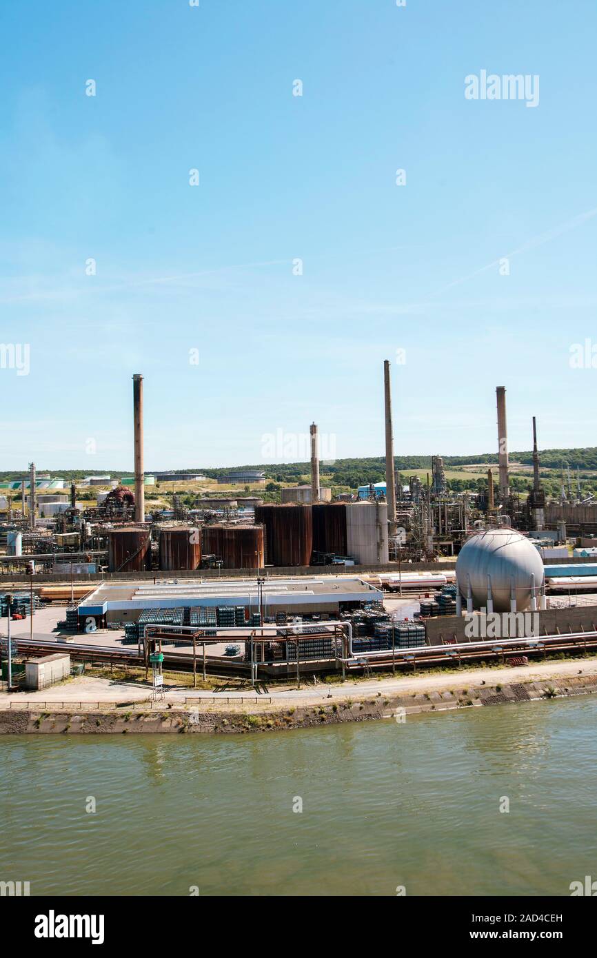 Oil refinery. Exterior of the Petroplus oil refinery on the banks of ...