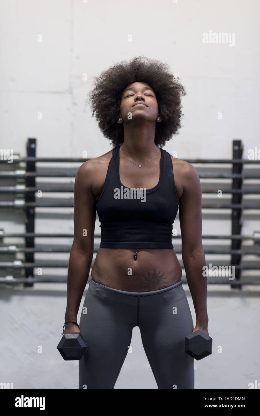 black woman doing bicep curls Stock Photo - Alamy
