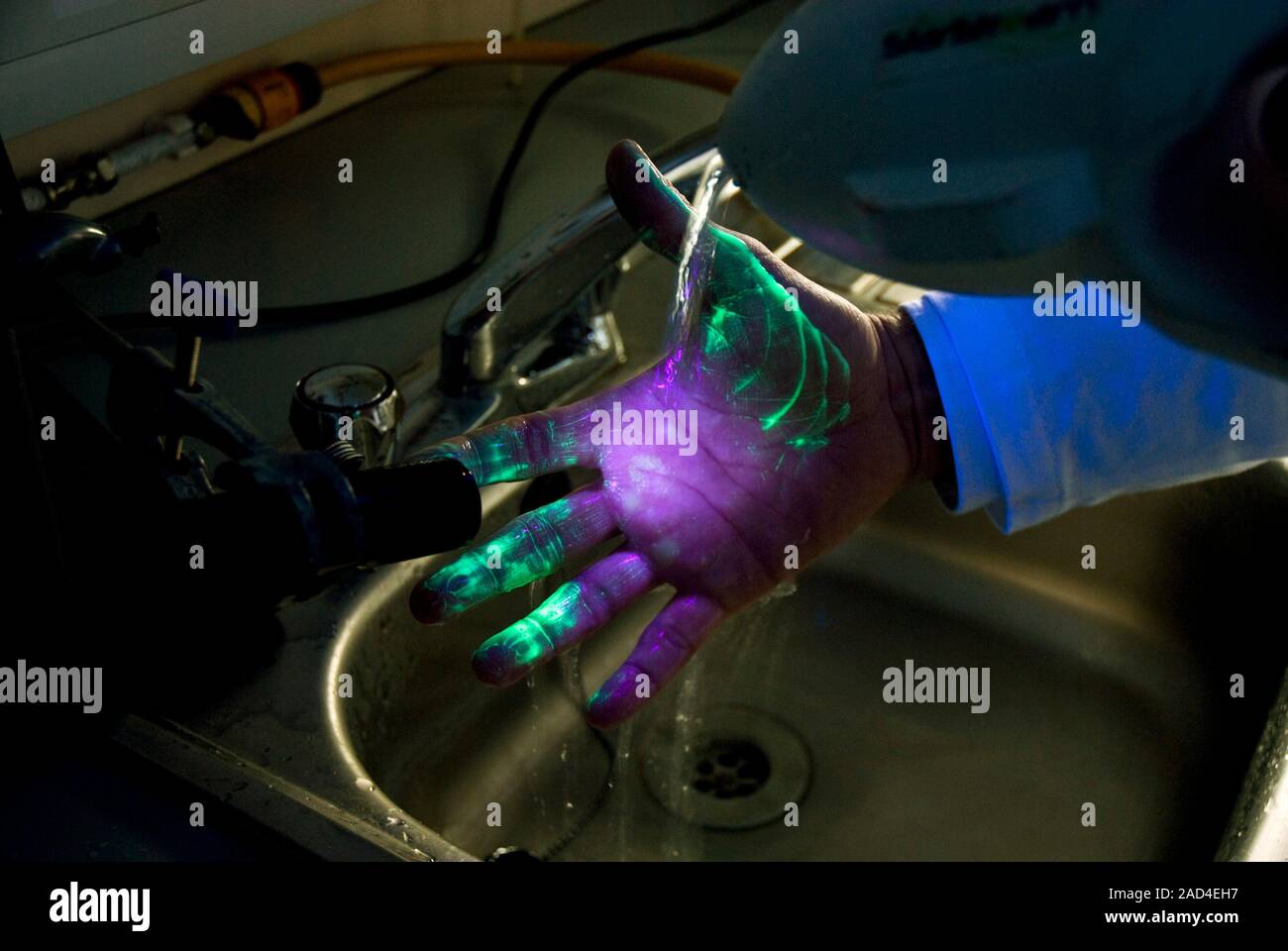 Ultrasonic cleaning device, using only cold water and ultrasound, being ...