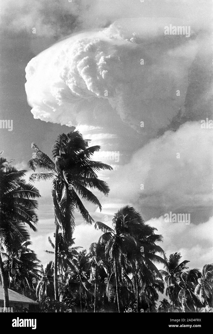 Atomic bomb test, Kiritimati, 1962. The US conducted a series of 31 ...