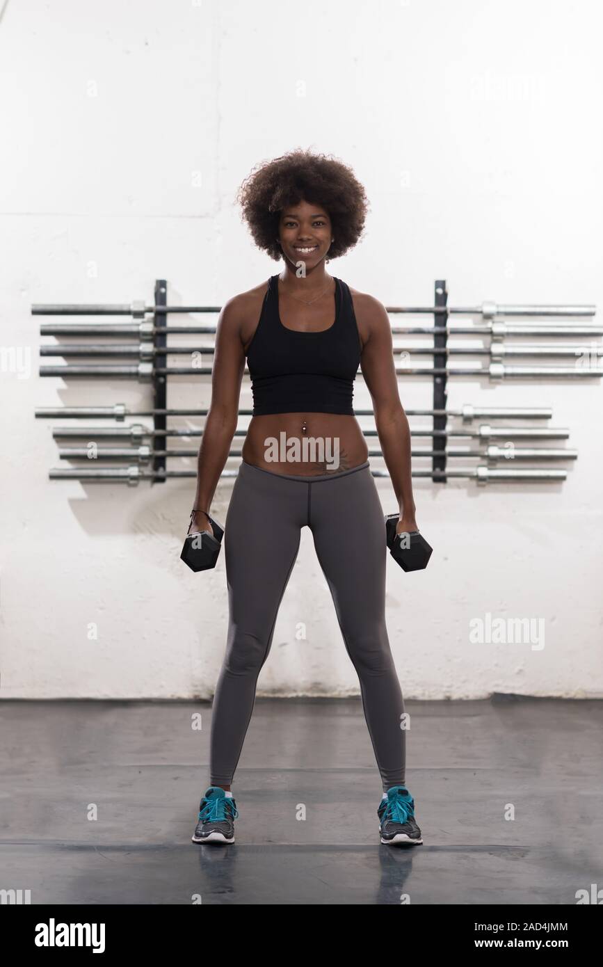 black woman doing bicep curls Stock Photo - Alamy