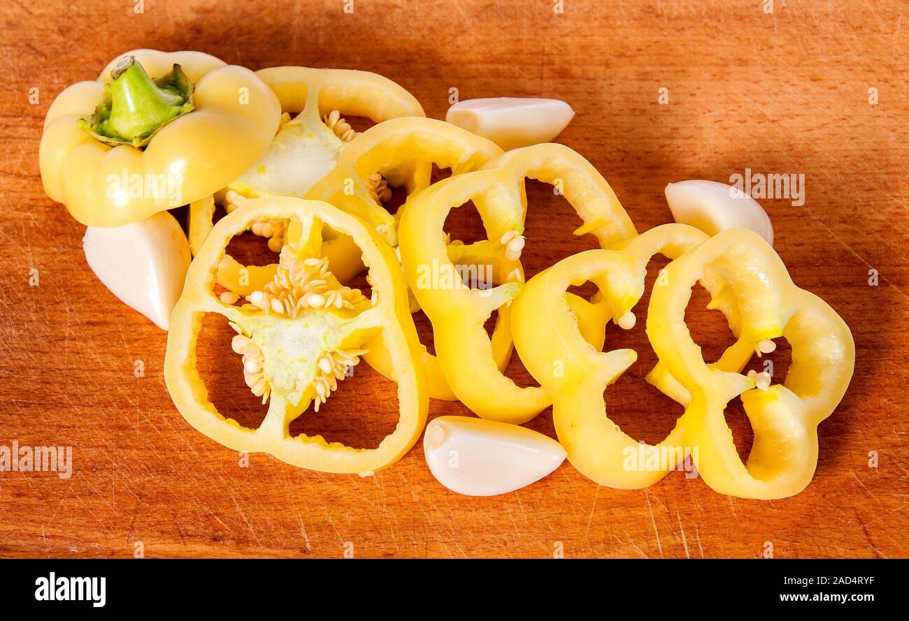 Sliced yellow pepper and garlic cloves Stock Photo - Alamy