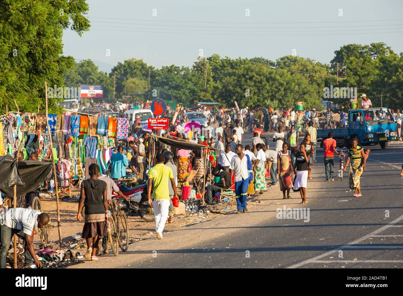 An African market on the roadside in Ckiwawa, Malawi Stock Photo - Alamy
