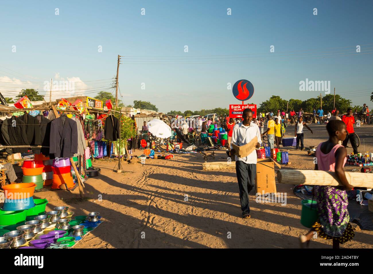 An African market on the roadside in Ckiwawa, Malawi Stock Photo - Alamy