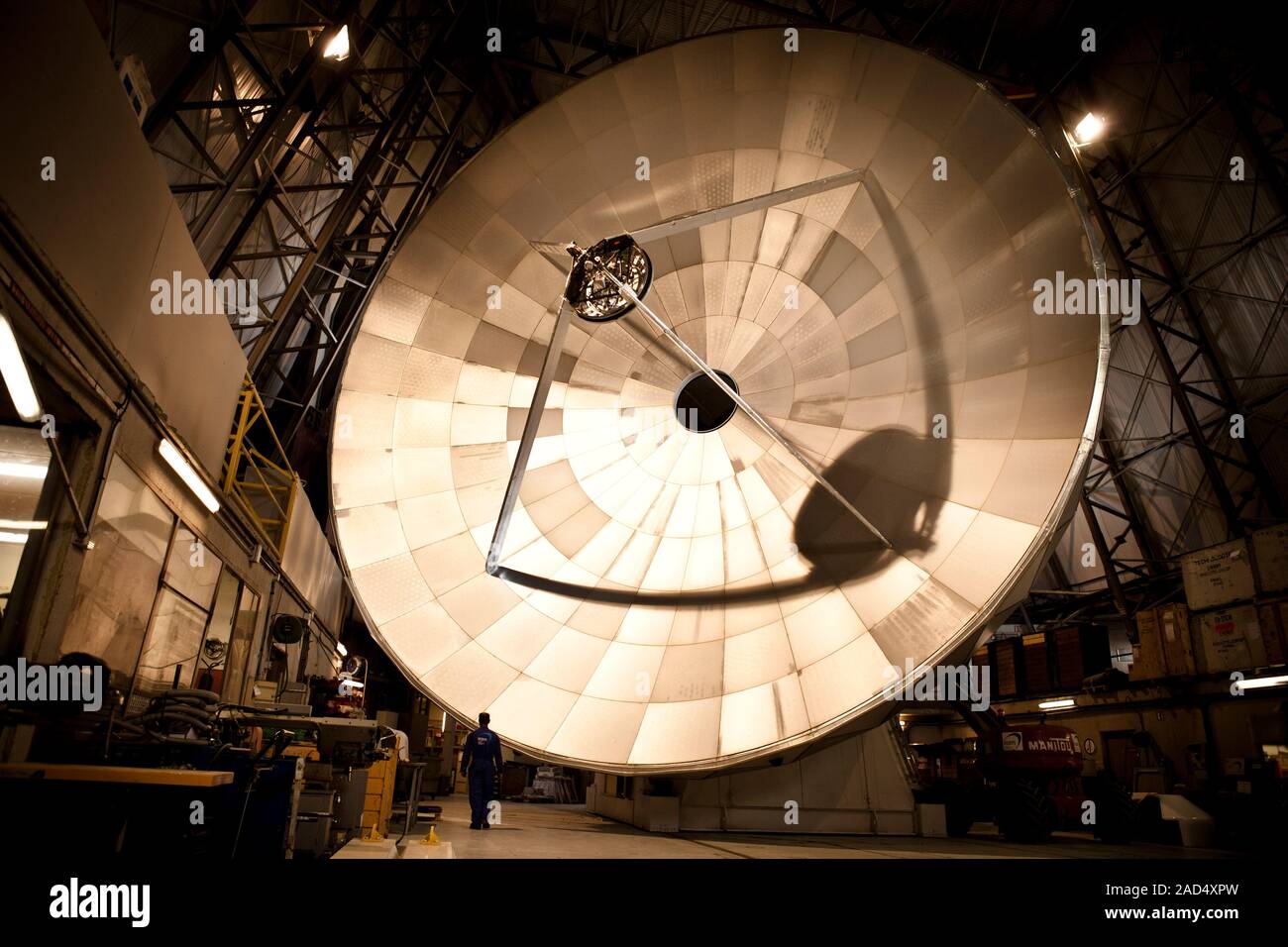 Routine maintenance of antenna number 2, at IRAM (Institut de ...