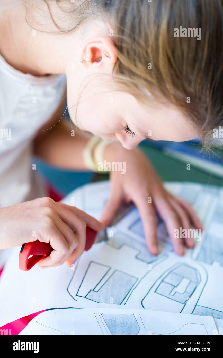 Young girl on the course of architectural design for children ...