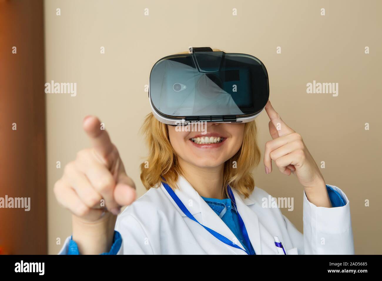 Doctor in glasses virtual hi-res stock photography and images - Alamy