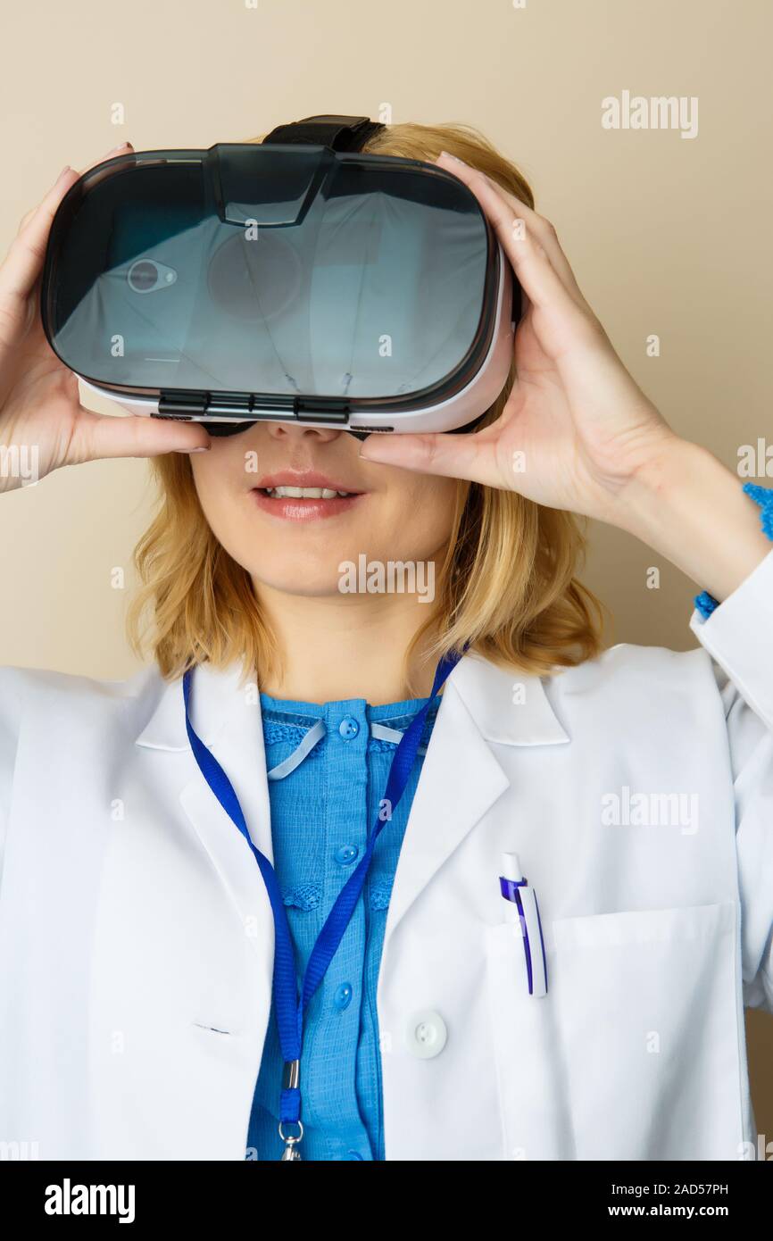 Virtual reality in medicine hi-res stock photography and images - Alamy