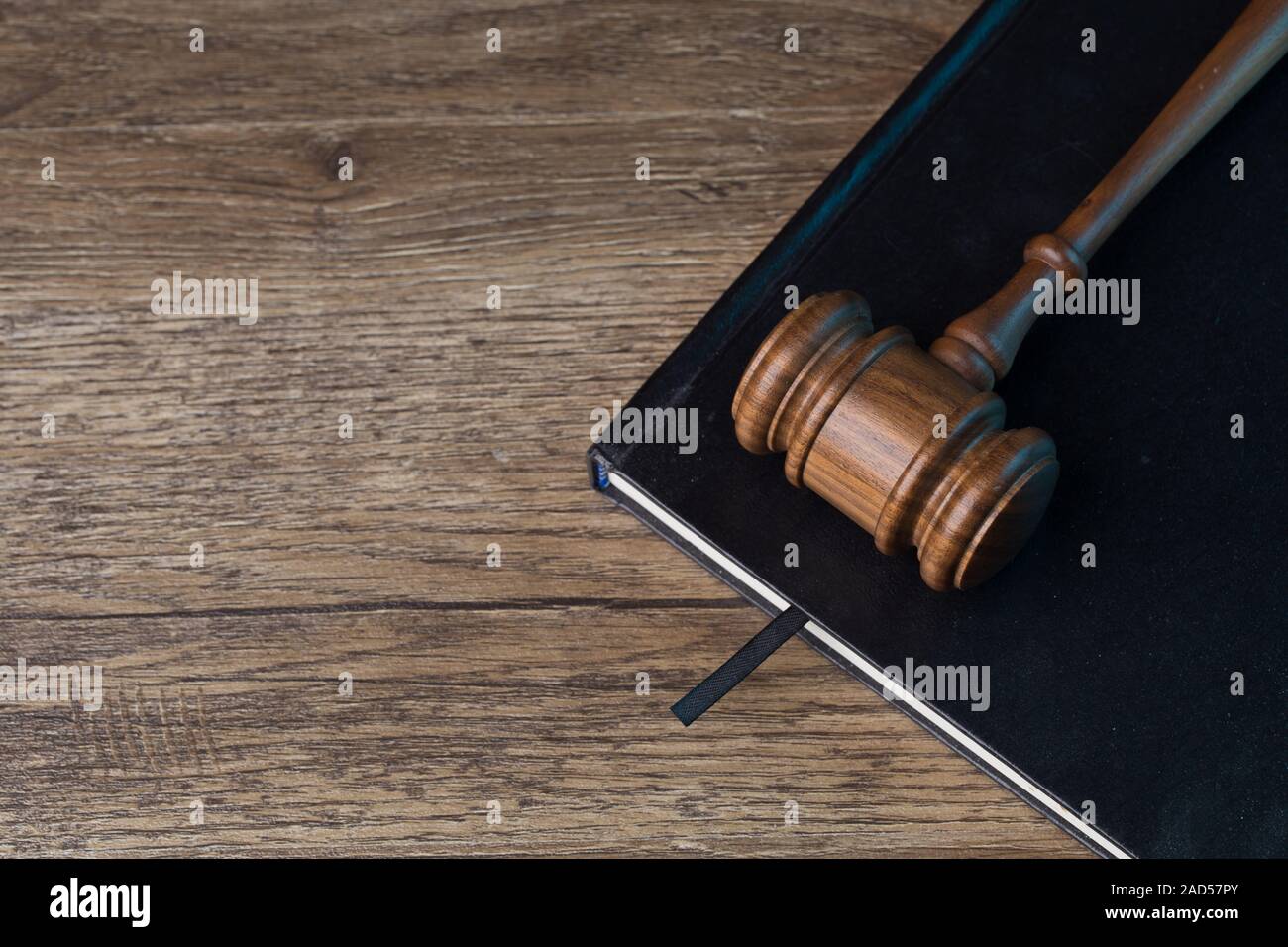 Lawyer hammer and book hi-res stock photography and images - Alamy