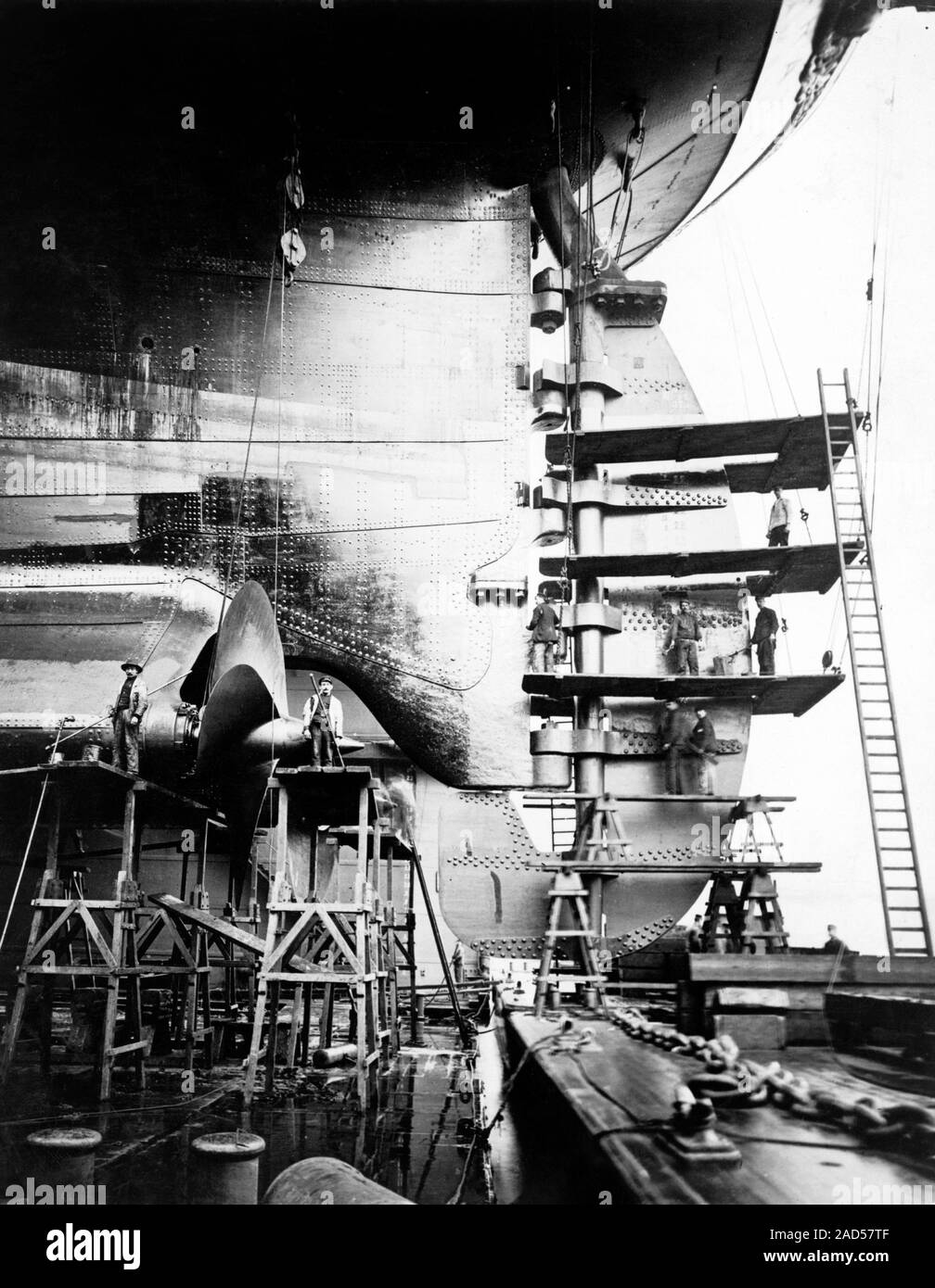 SS Imperator construction. Shipbuilders and scaffolding around the ...