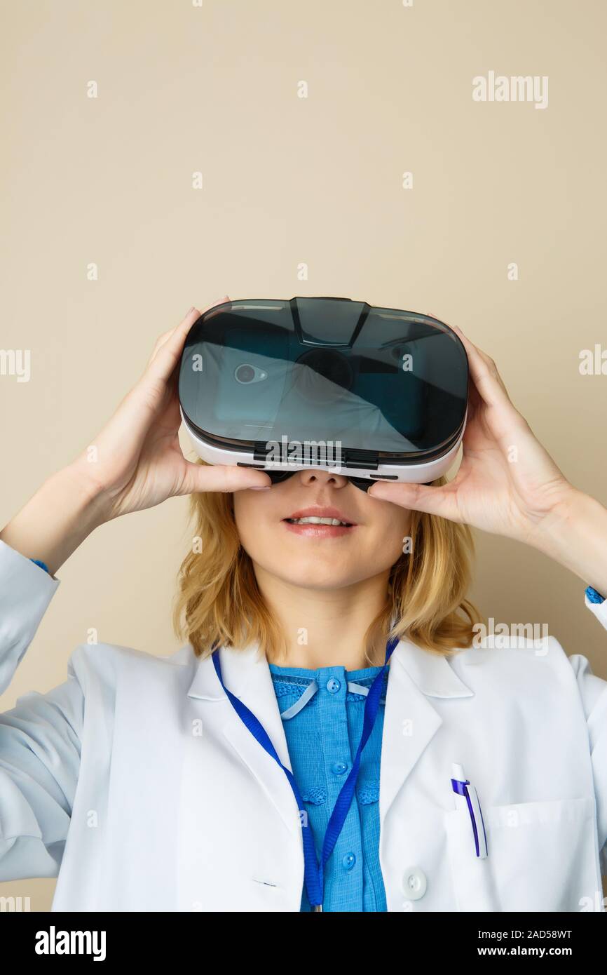 Virtual reality mask hi-res stock photography and images - Alamy