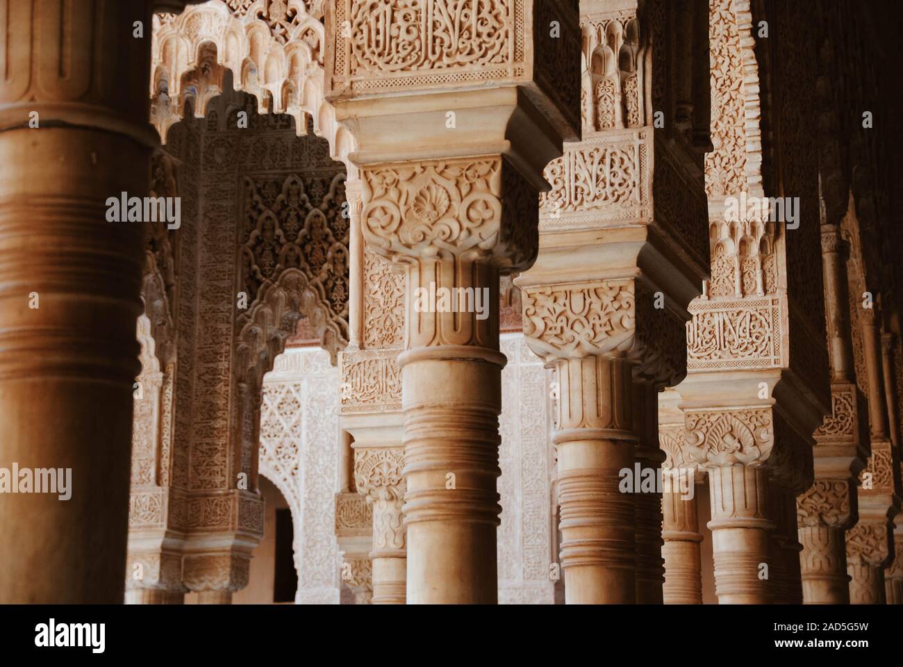 Columns with arab decoration at the Alhambra Stock Photo - Alamy