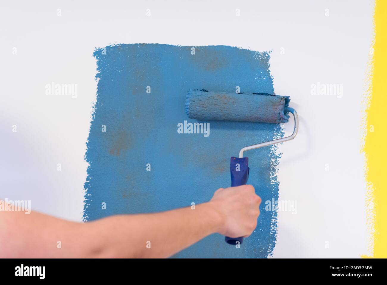 Decorator's hand painting wall Stock Photo - Alamy