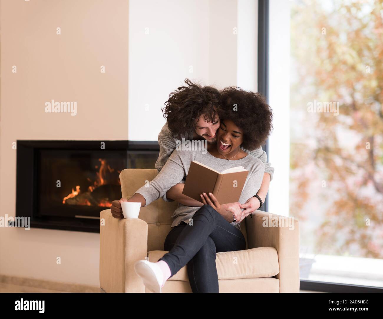 Family sitting in front of fire hi-res stock photography and images - Alamy