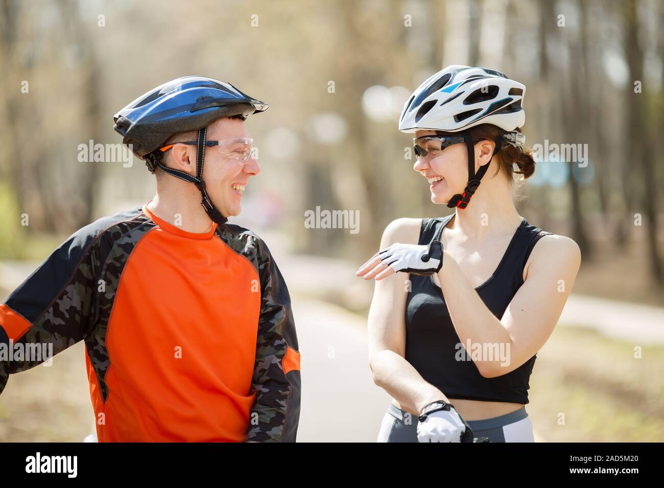 Male female cyclists green hi-res stock photography and images - Alamy