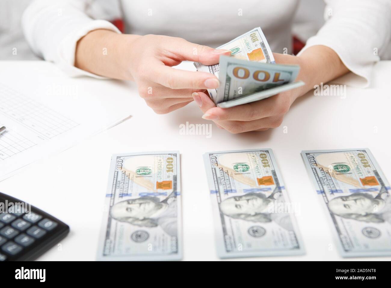 Close up hands counting hundred hi-res stock photography and images - Alamy