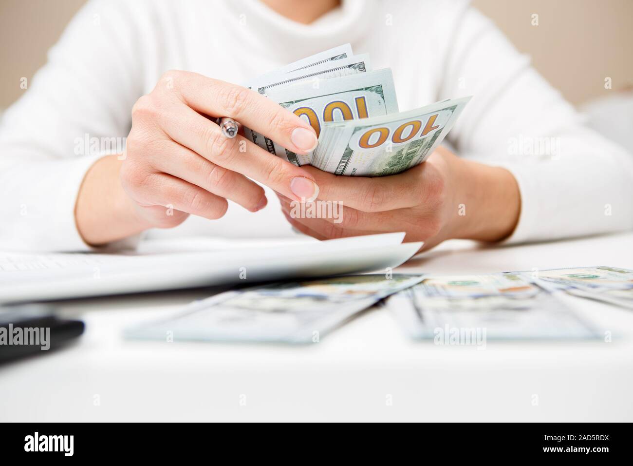 Hands count number dollar bills hi-res stock photography and images - Alamy