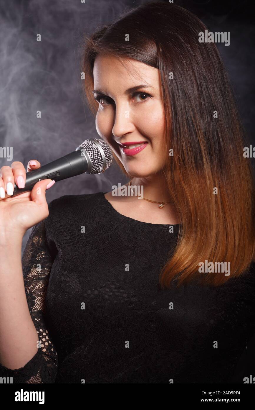 Singer microphone hi-res stock photography and images - Alamy