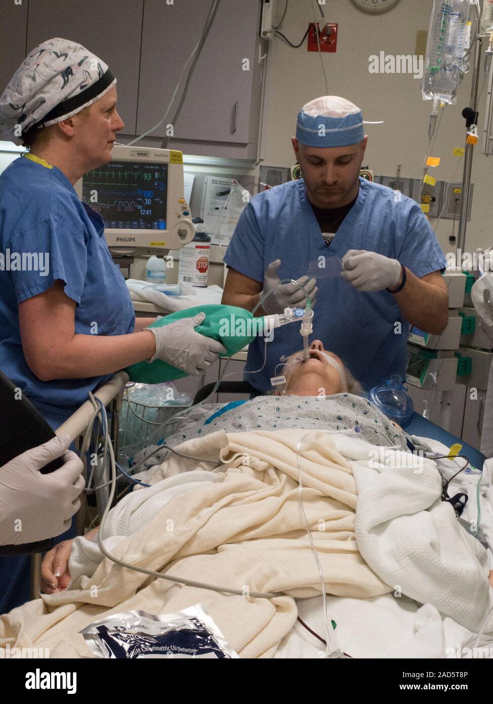 Anaesthetist in theatre. Anaesthetist ventilating a patient in the ...