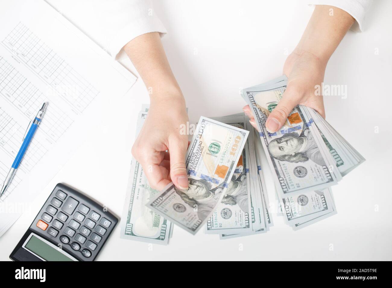 hand count the money Stock Photo - Alamy