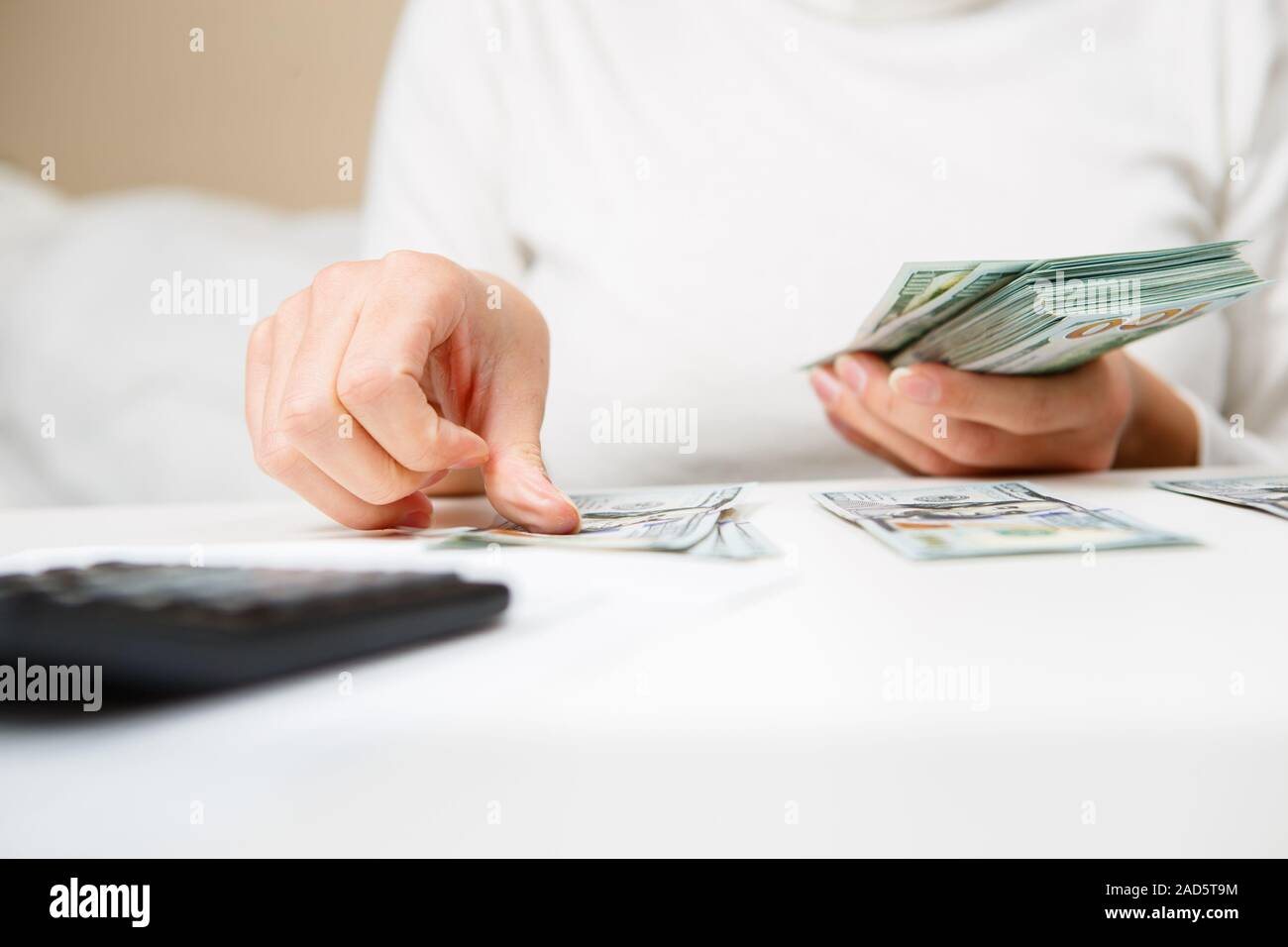 Hands count number dollar bills hi-res stock photography and images - Alamy