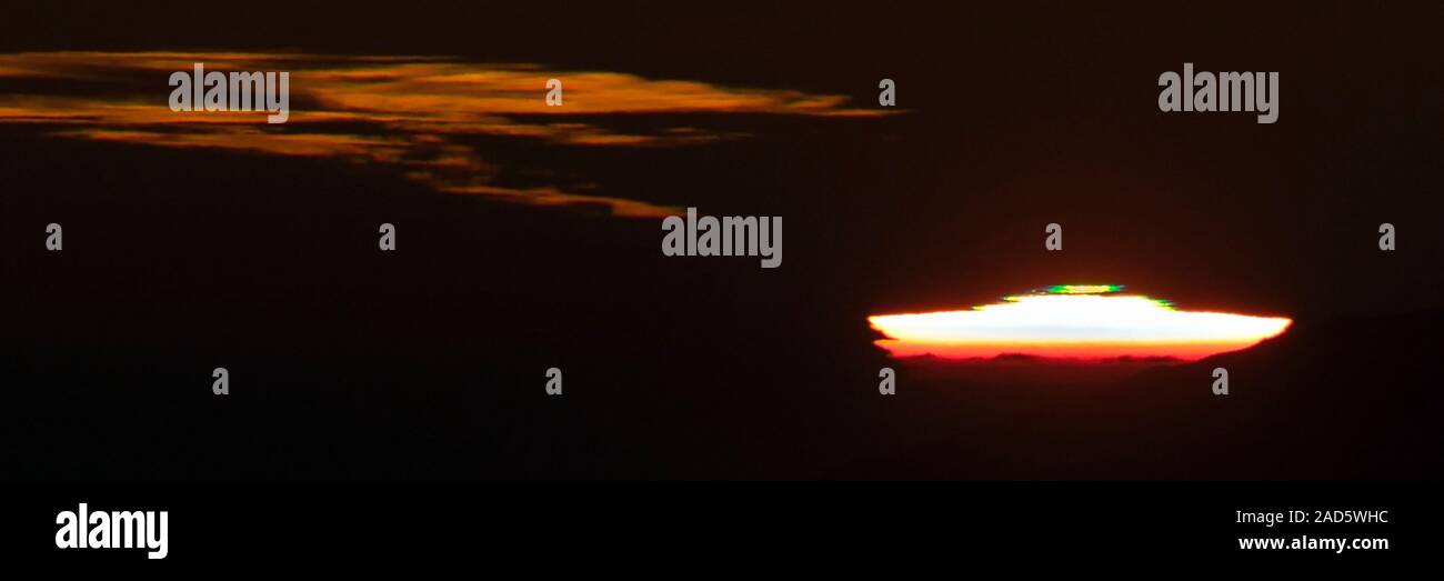 Green flash at sunset. Setting Sun with the green flash phenomenon ...
