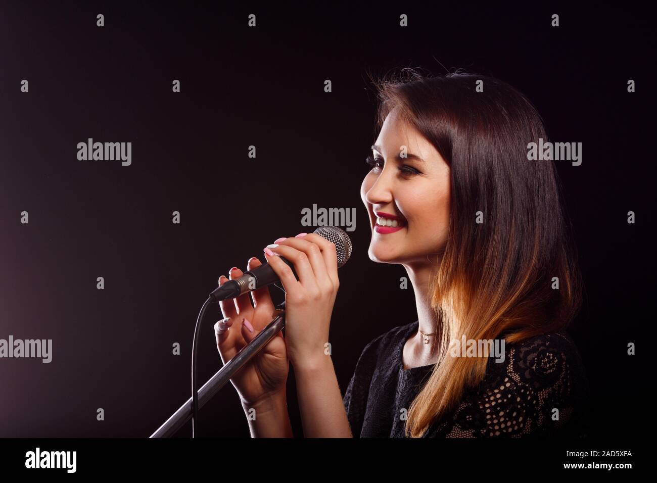 Singer with microphone hi-res stock photography and images - Alamy