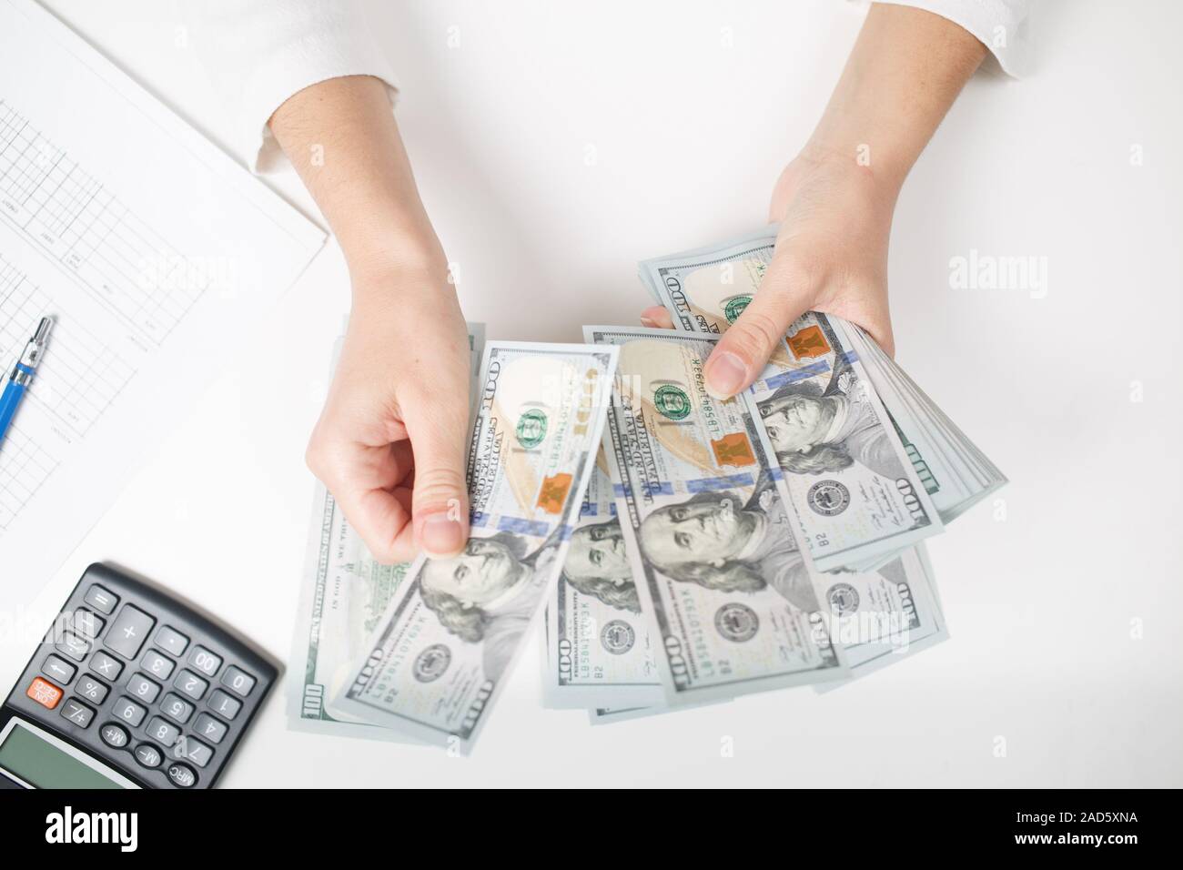 hand count the money Stock Photo - Alamy