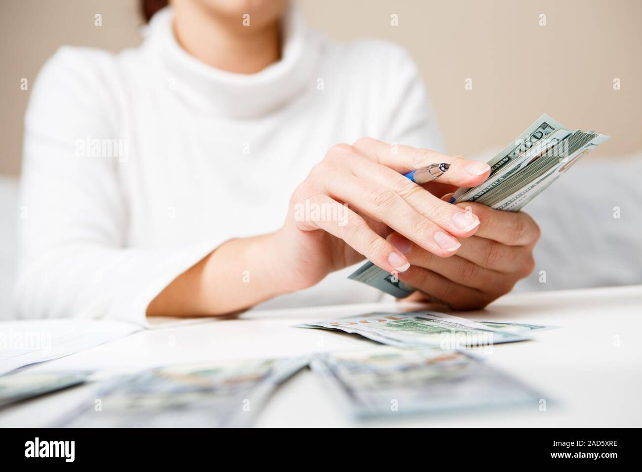 Hands count number dollar bills hi-res stock photography and images - Alamy