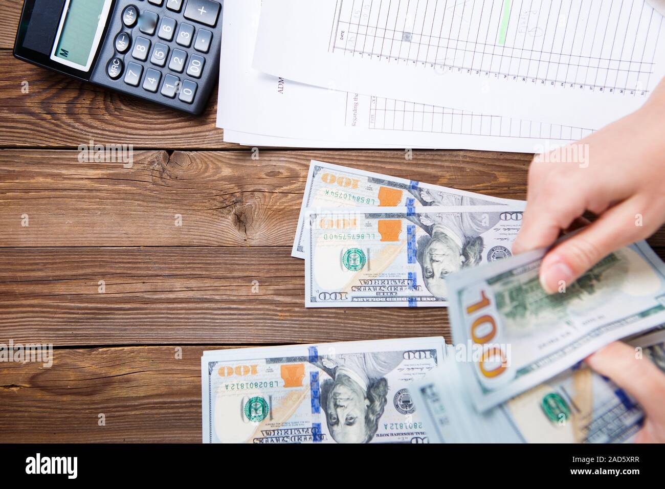 Hands hold and counting us dollar banknotes Stock Photo - Alamy
