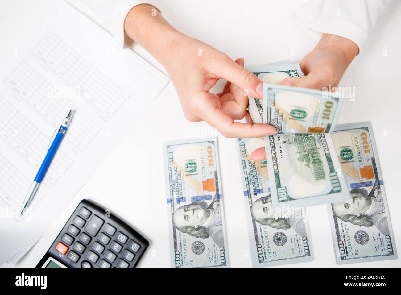 Hands counting money closeup hi-res stock photography and images - Alamy