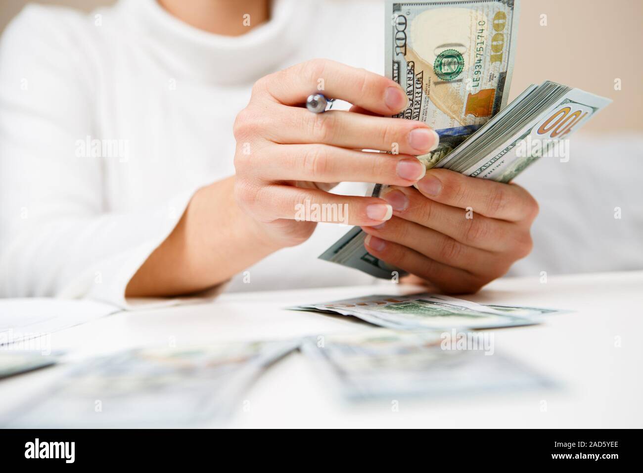 Hands counting money closeup hi-res stock photography and images - Alamy