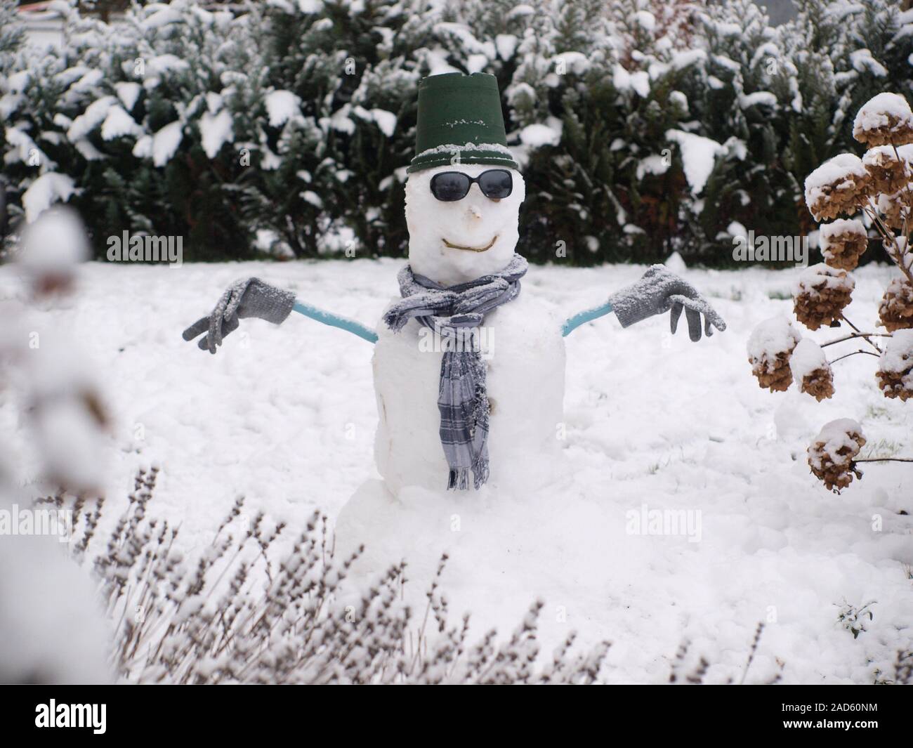 Snowman uk hi-res stock photography and images - Alamy