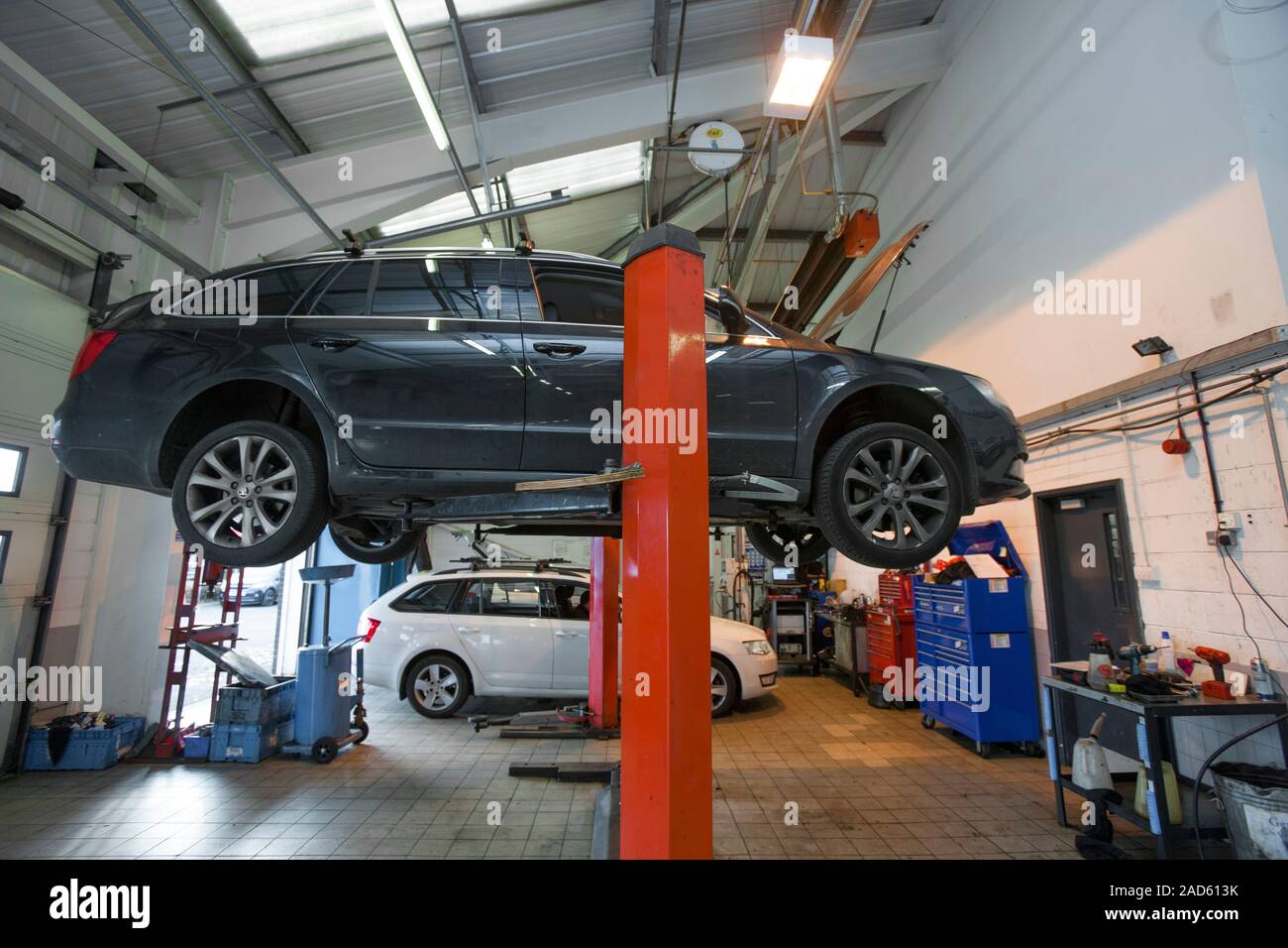 Car servicing. Vehicles in a garage for servicing Stock Photo - Alamy