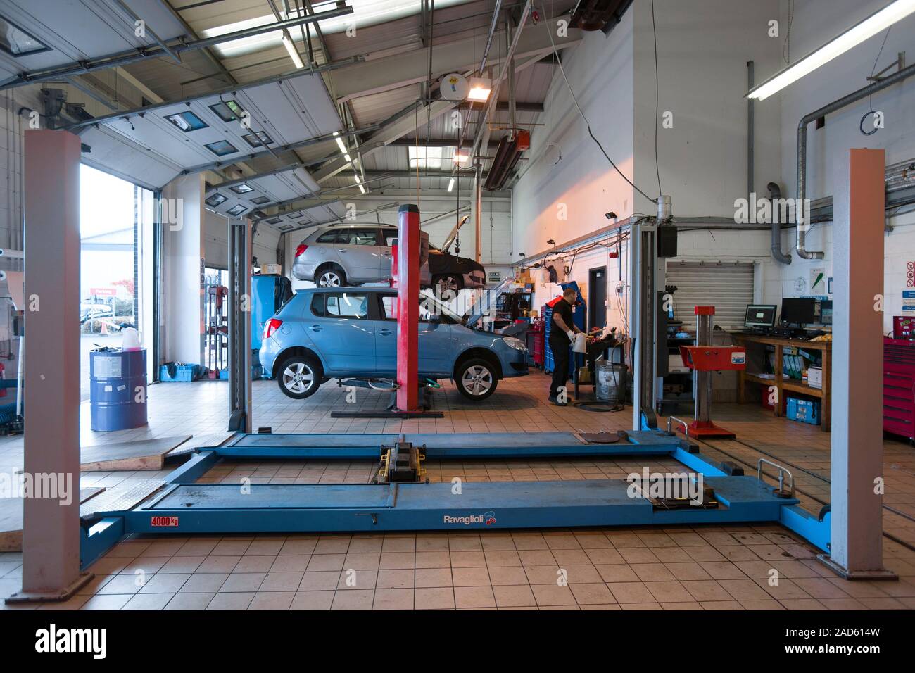 Car servicing. Vehicles in a garage for servicing Stock Photo - Alamy