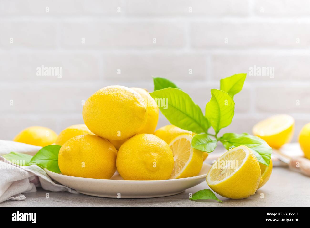Fresh yellow lemons leaves hi-res stock photography and images - Alamy
