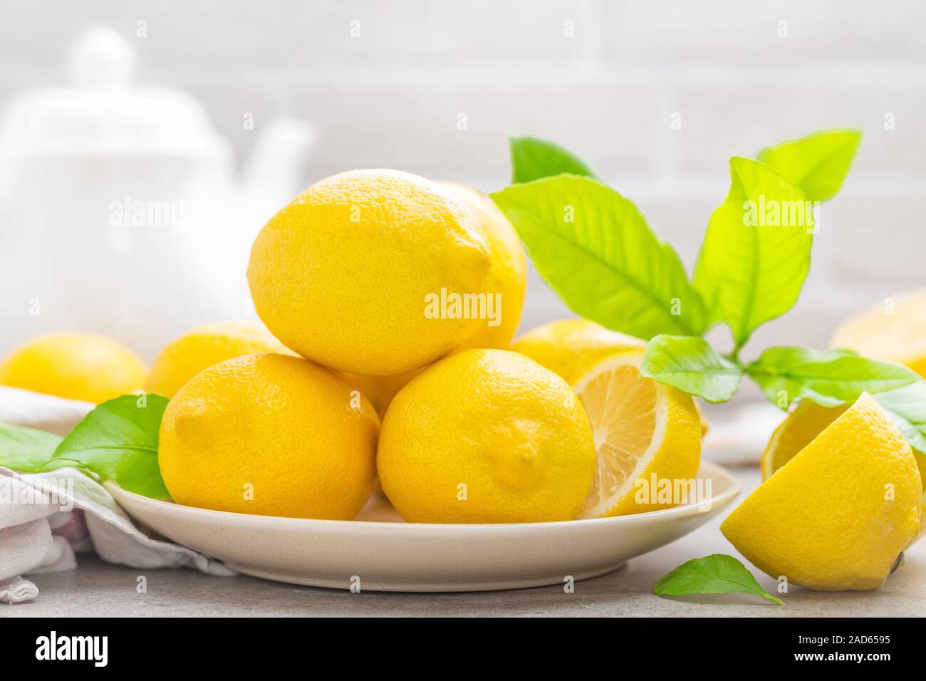Fresh yellow lemons leaves hi-res stock photography and images - Alamy