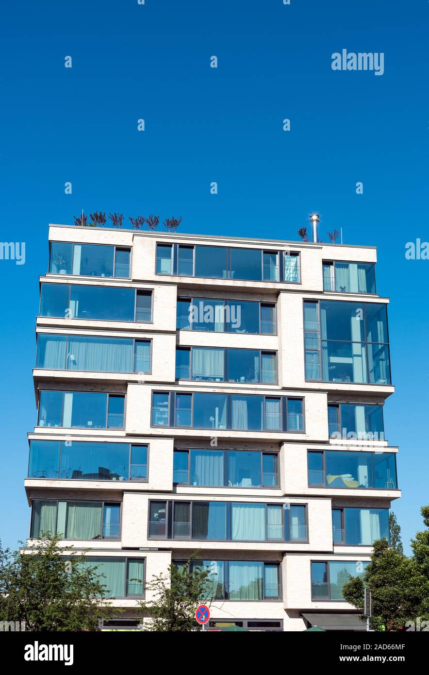 Modern glass house hi-res stock photography and images - Alamy