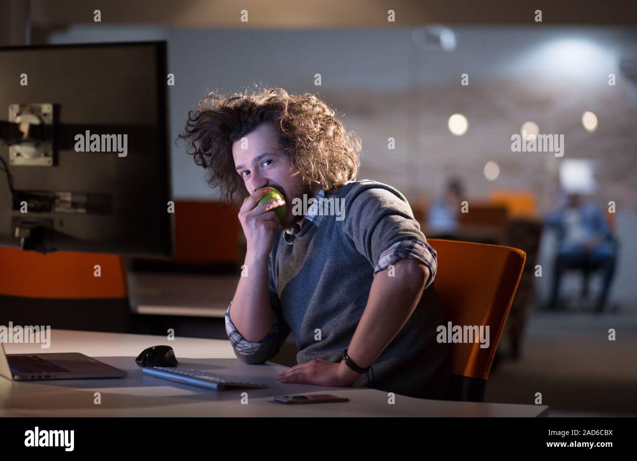 Man eating at his desk hi-res stock photography and images - Alamy