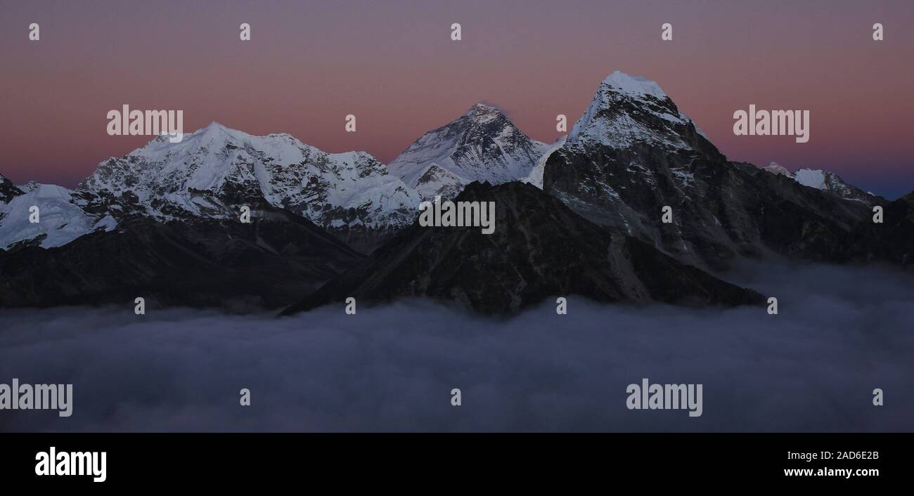 Sunset over everest mountain hi-res stock photography and images - Alamy