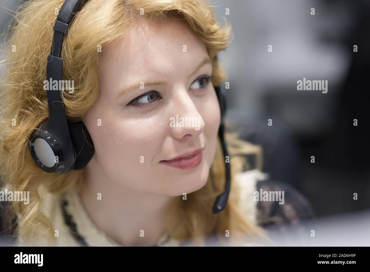 Call centre woman headphone hi-res stock photography and images - Alamy