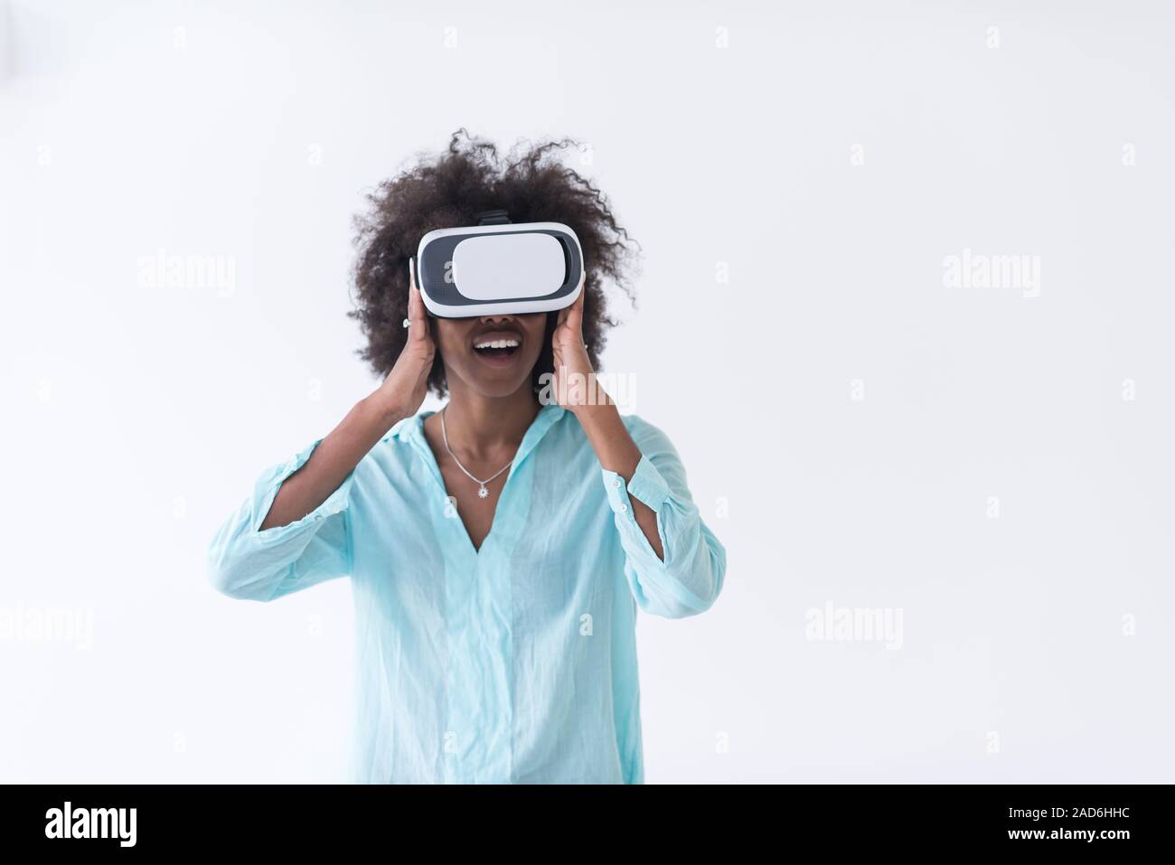 black girl using VR headset glasses of virtual reality Stock Photo - Alamy