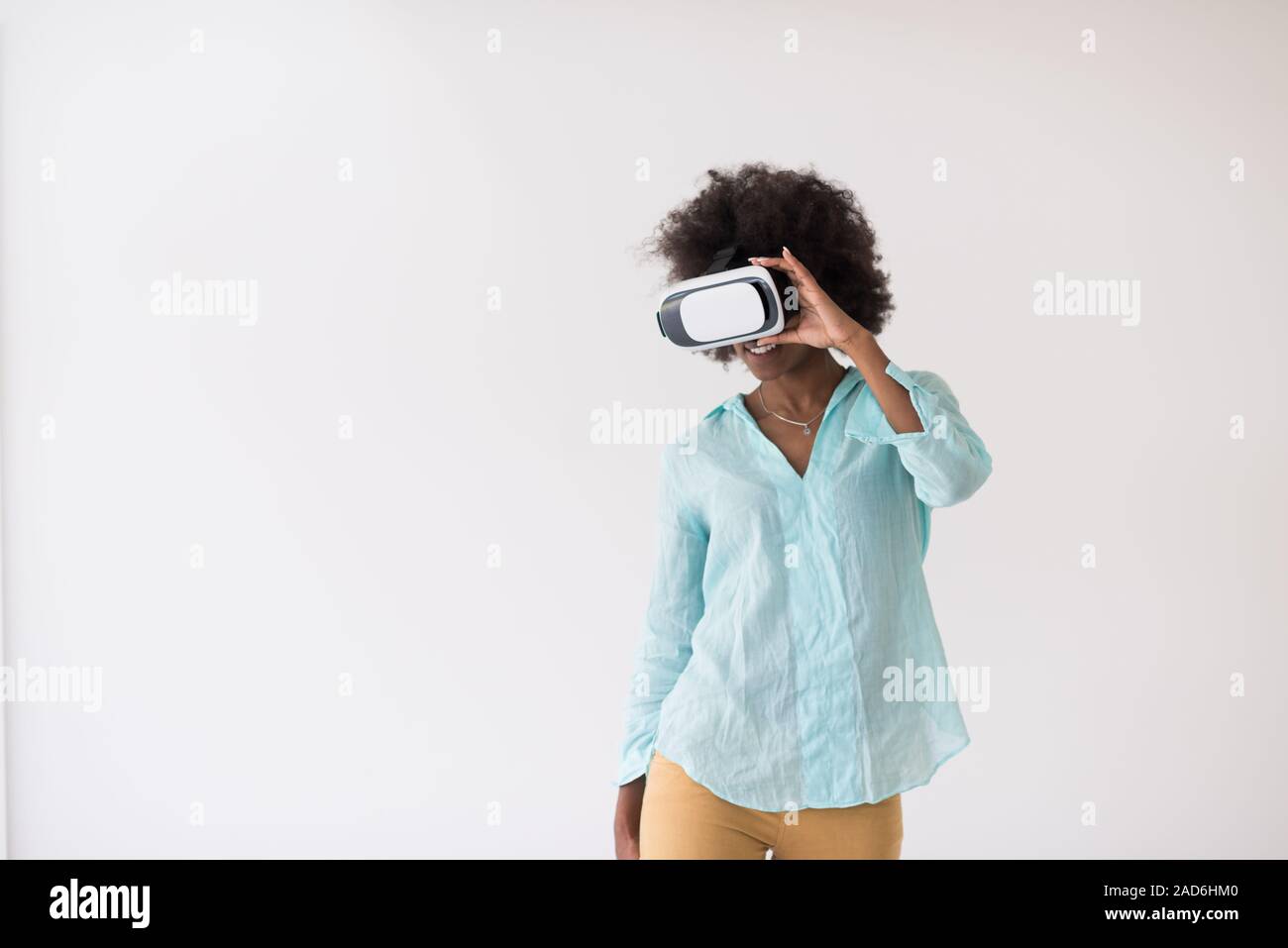 black girl using VR headset glasses of virtual reality Stock Photo - Alamy