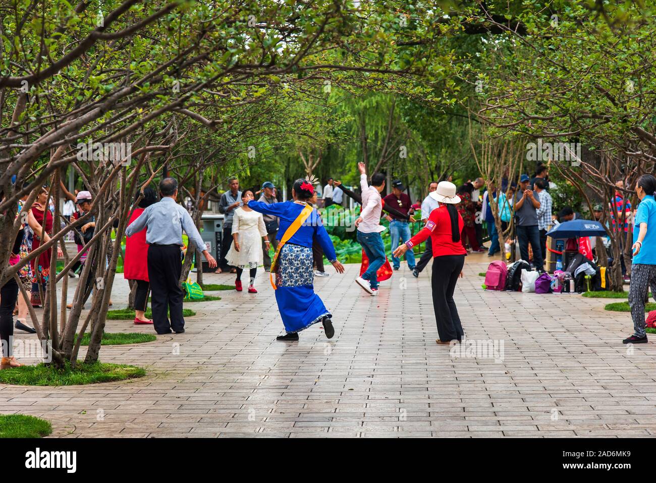Chinese crowd people public park hi-res stock photography and images ...