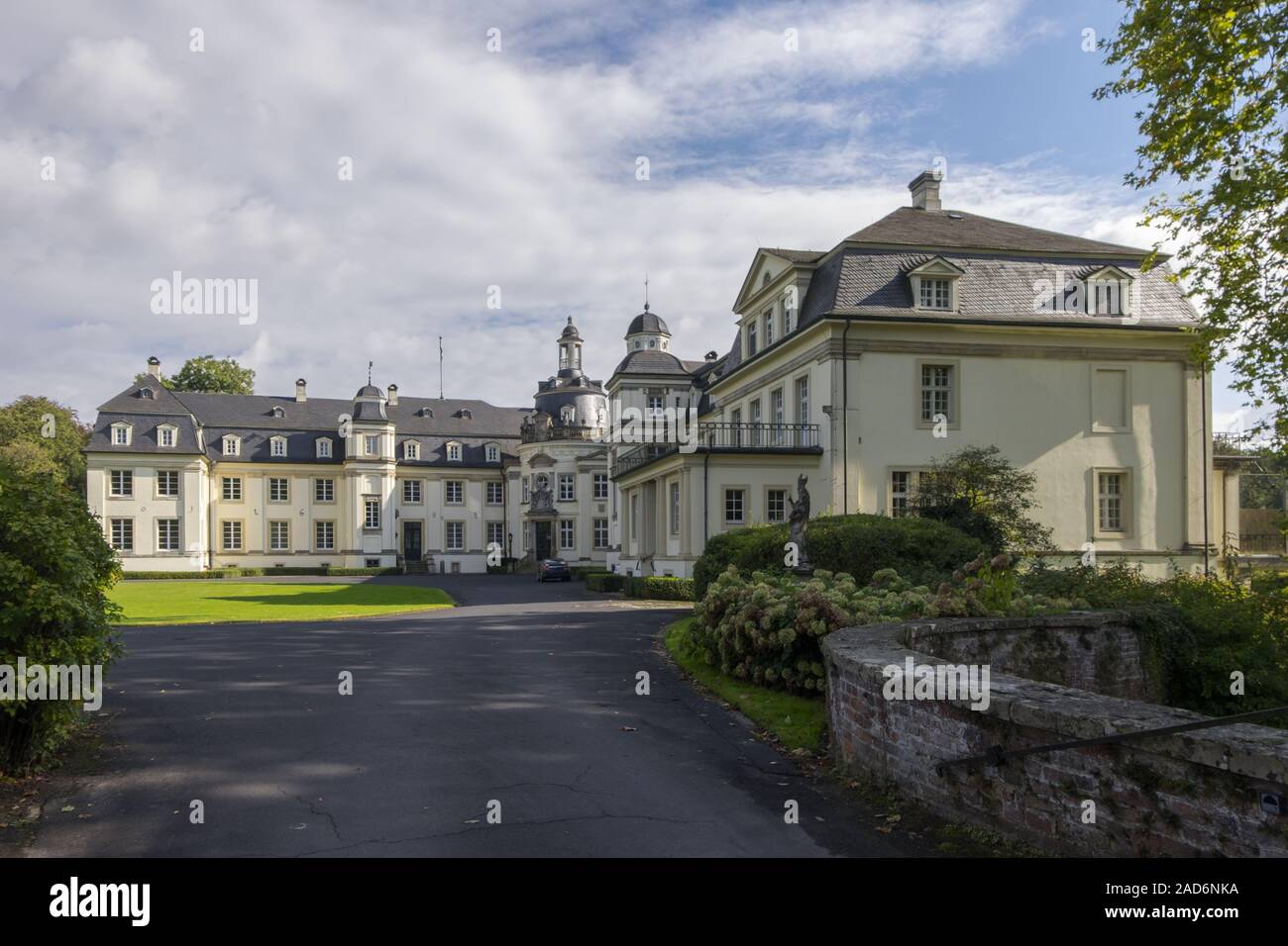 Water castle Varlar Stock Photo - Alamy